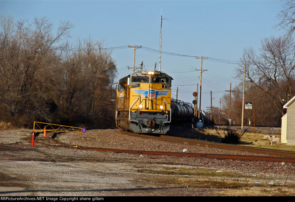 UP 8543 heads a Sb into Lenox tower.